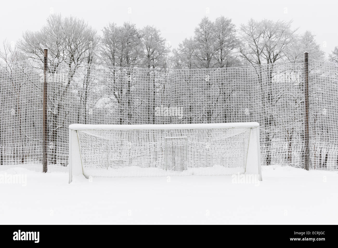 Terrain de foot recouvert de neige Banque de photographies et d’images ...
