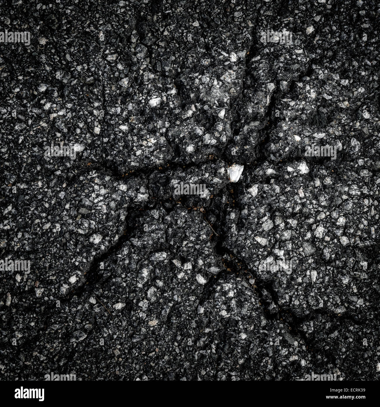 Route cassée avec des fissures dans la surface de la route Banque de ...