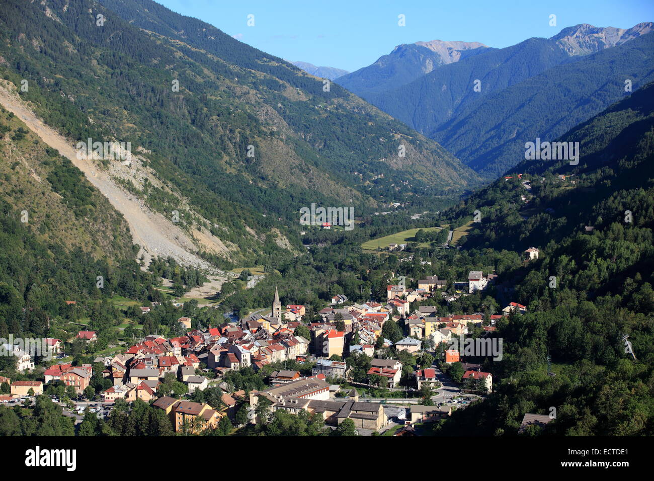 Le village de Saint Etienne de Tinee dans le Mercantour, parc national ...