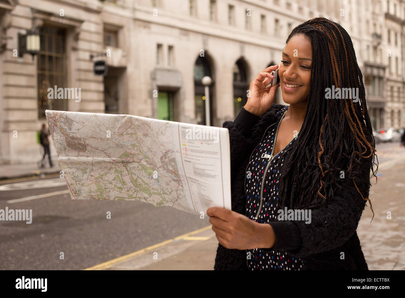 Femme de demander des directions sur le téléphone avec une carte Photo ...