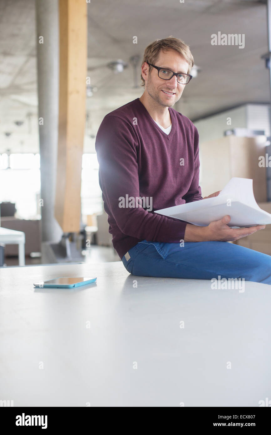 Reading paperwork Banque de photographies et d’images à haute ...