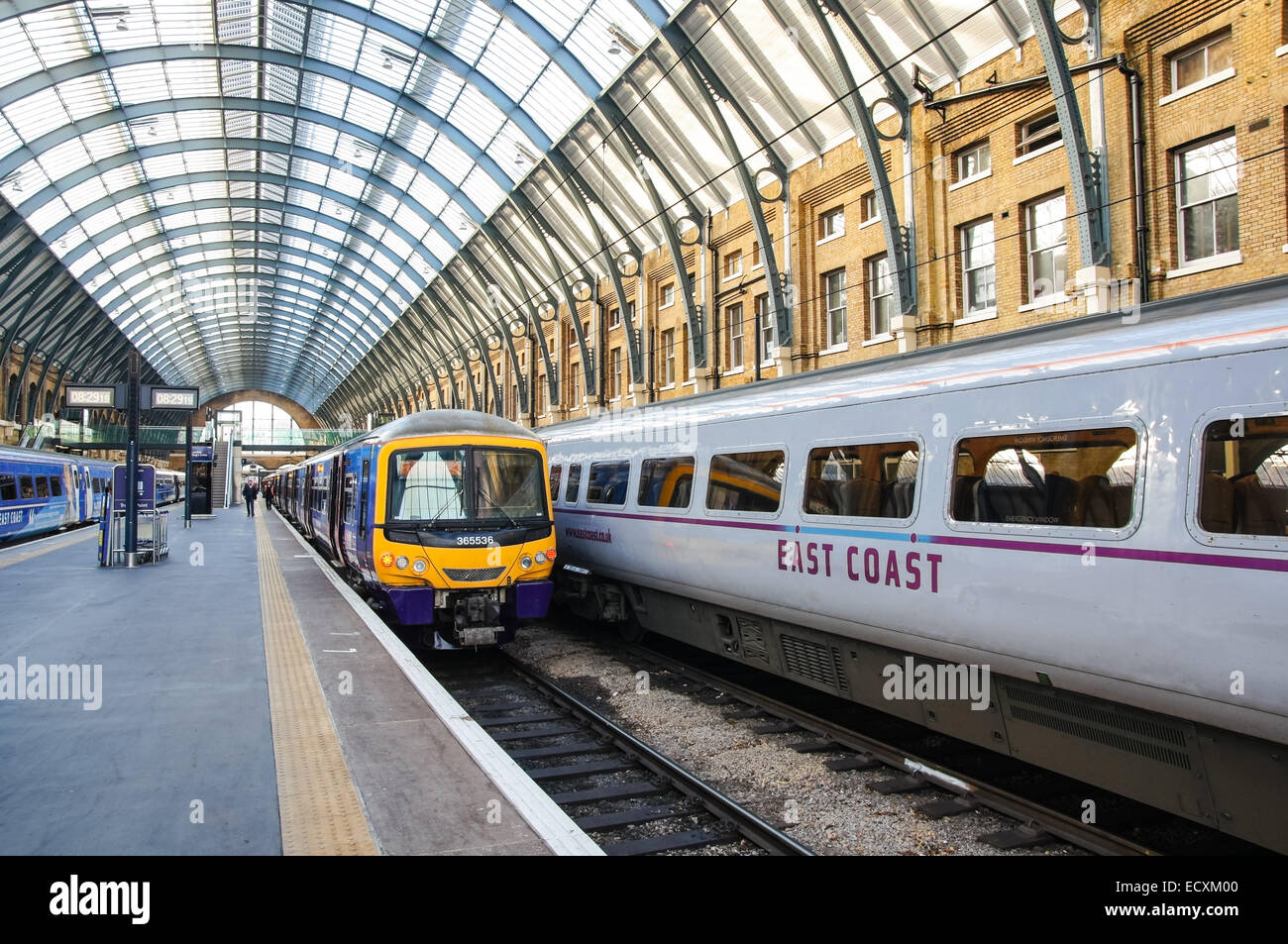 Trains sur le quai Banque de photographies et d’images à haute ...