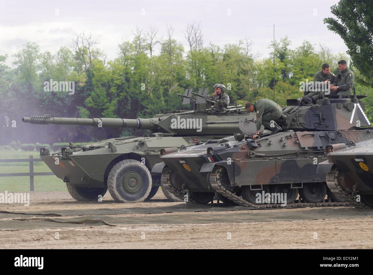 L'armée italienne, voiture blindée Centauro' et 'véhicule de combat blindé d'infanterie 80 VCC ...