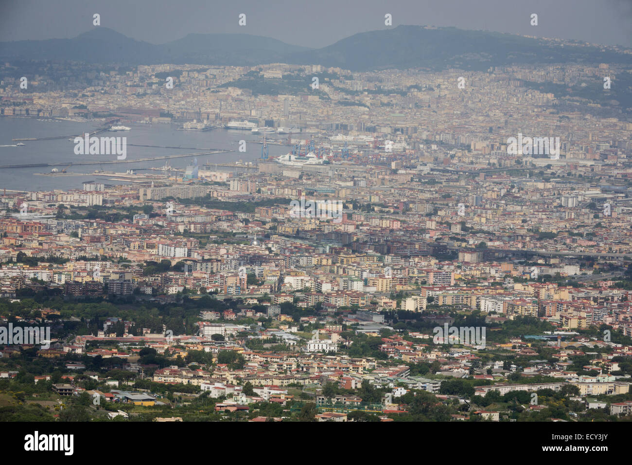 La baie de Naples (population de 3,5 millions) vu depuis le sud-ouest ...