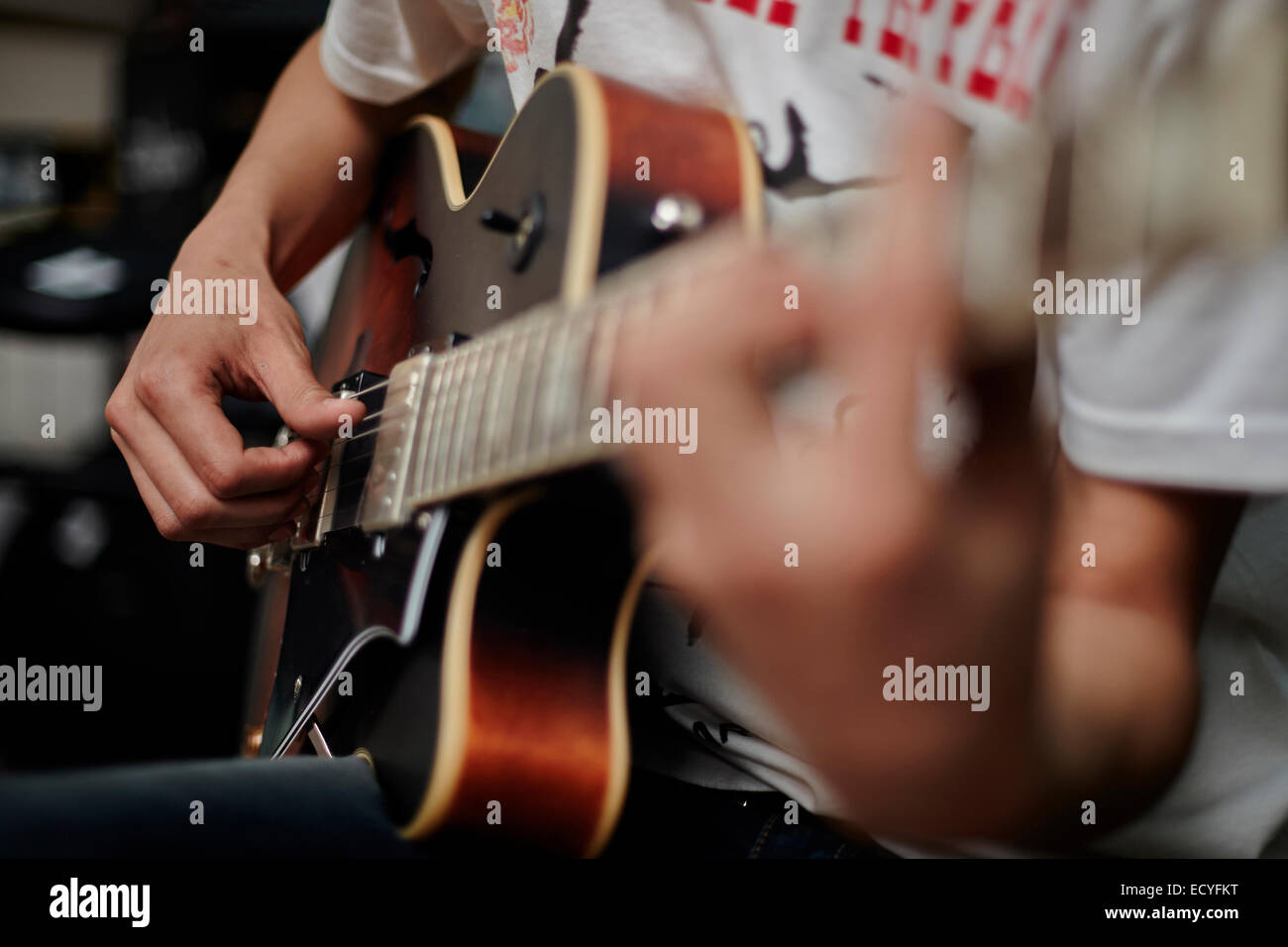 Jouer de la guitare Banque de photographies et d’images à haute ...