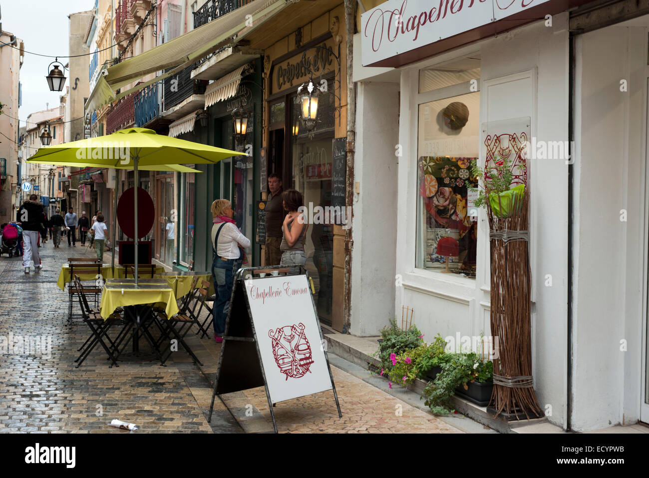 La rue commerçante piétonne dans la vieille ville de Narbonne centrale ...