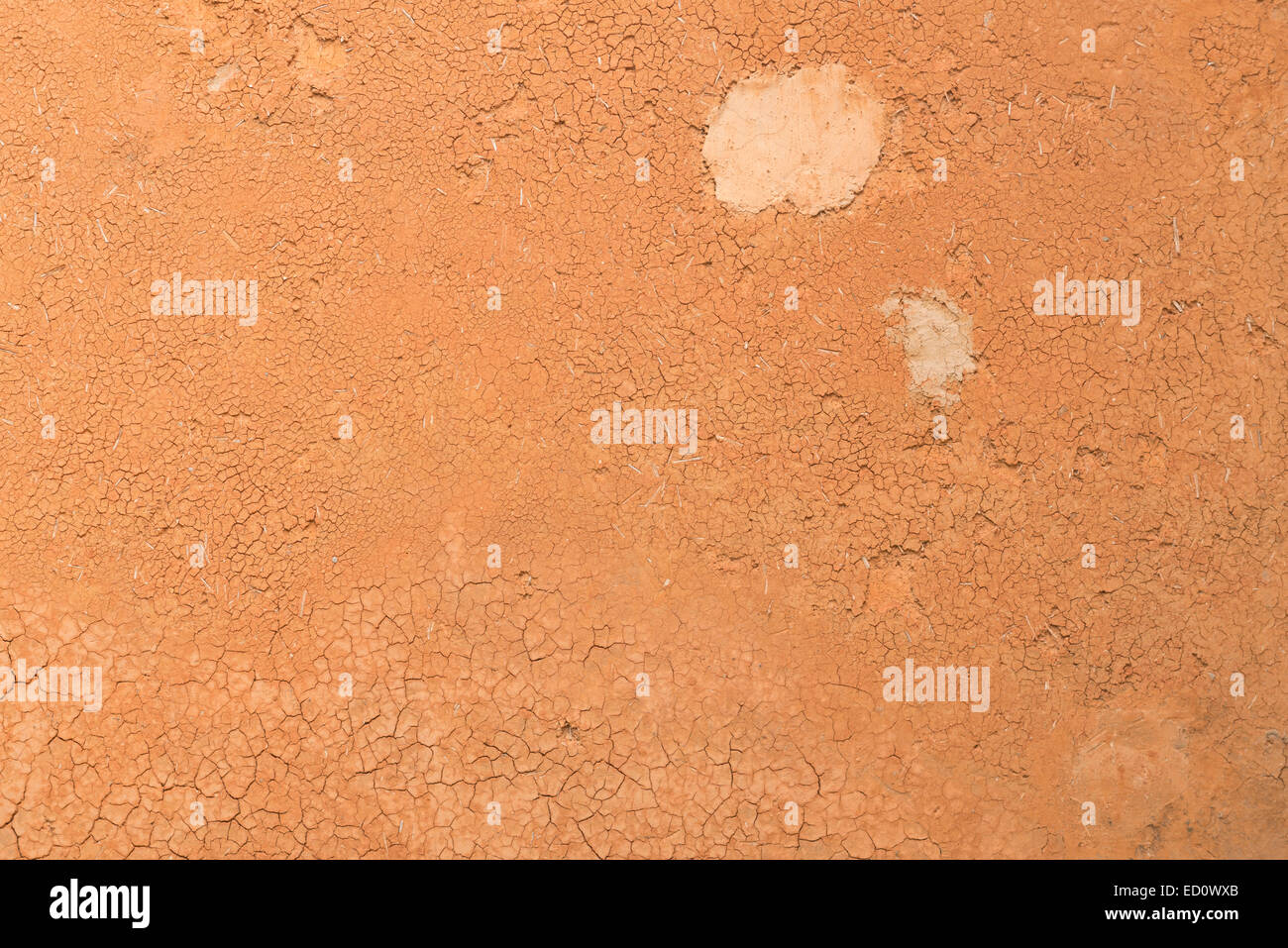 La texture du mur d'argile, pisé de terre d'une ancienne maison rurale ...