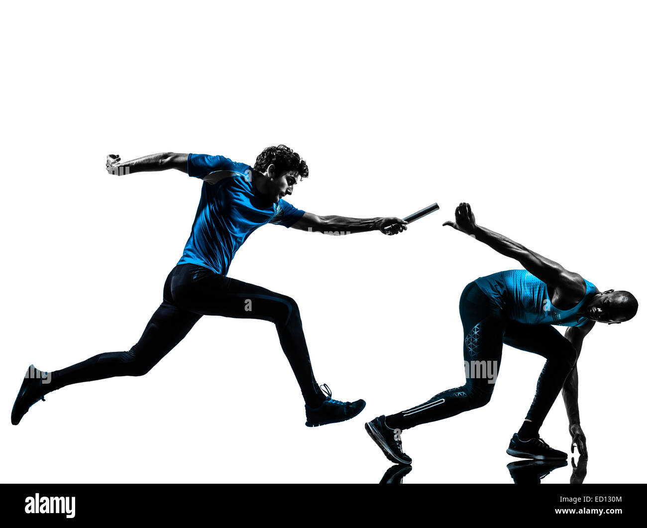 Deux hommes sprint course de relais en silhouette studio isolé sur fond ...