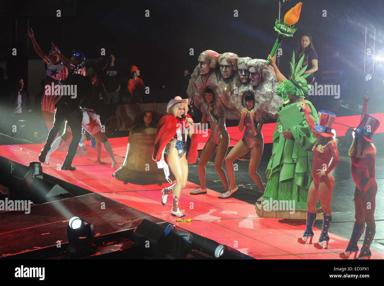 Miley Cyrus joue dans une série de tenues loufoques au Ziggo Dome, pour ...