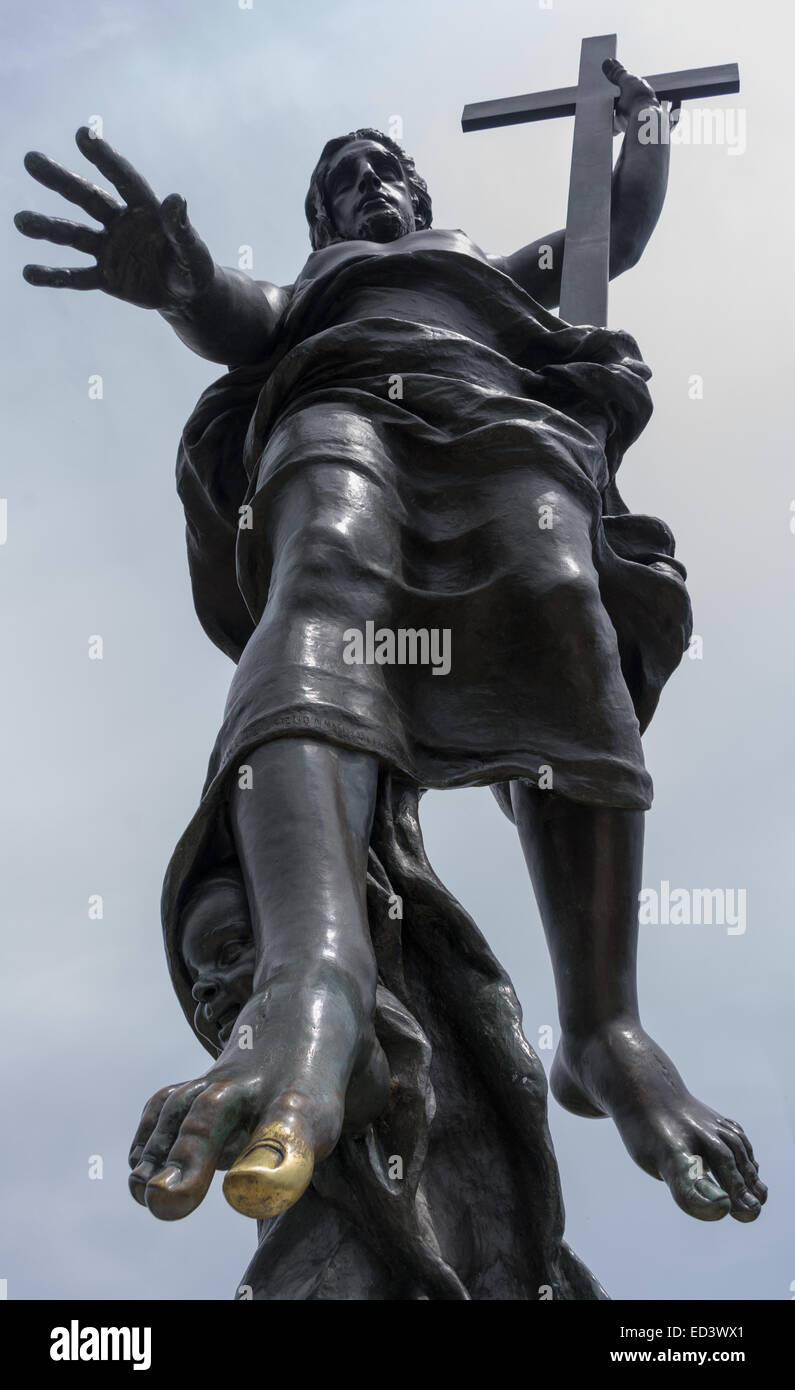 Jésus le Christ rédempteur. Statue en bronze placé sur le mont Ortobene ...
