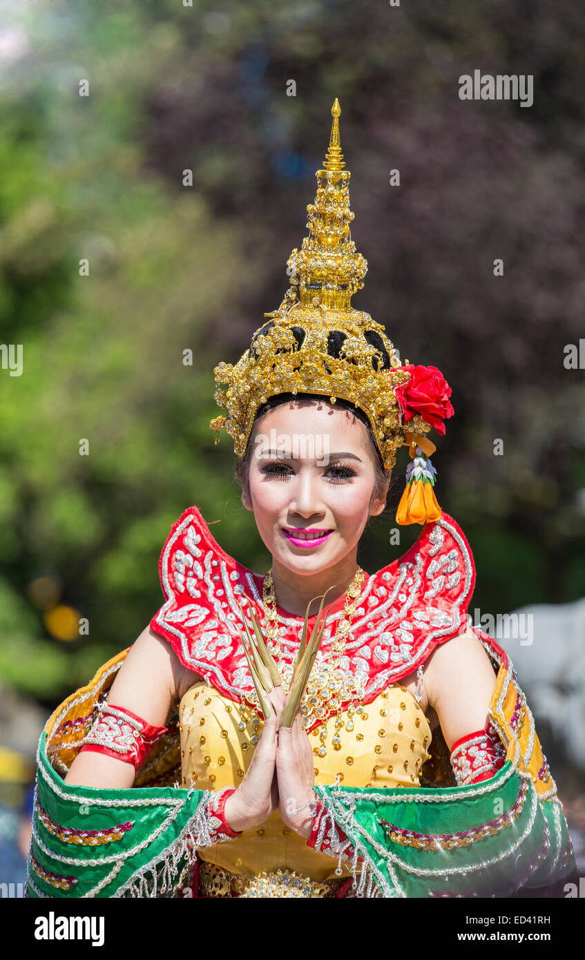 Costume traditionnel thaïlandais Banque de photographies et d’images à ...