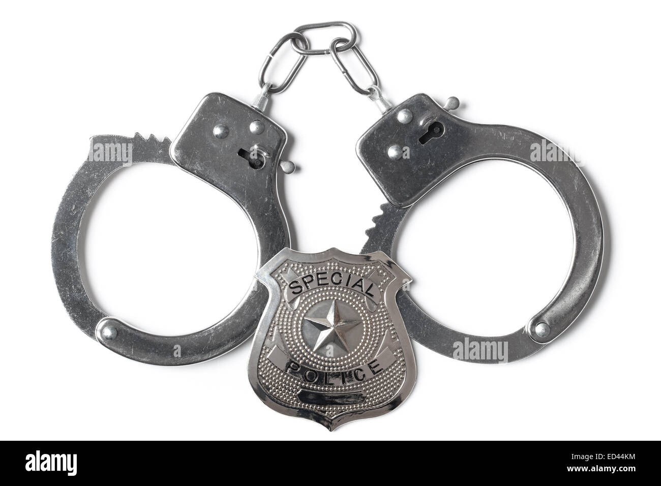 Menottes verrouillé et insigne de police spécial isolé sur fond blanc ...