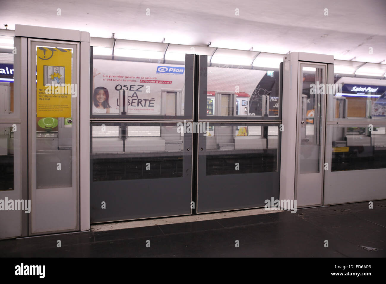 Platform doors Banque de photographies et d’images à haute résolution ...