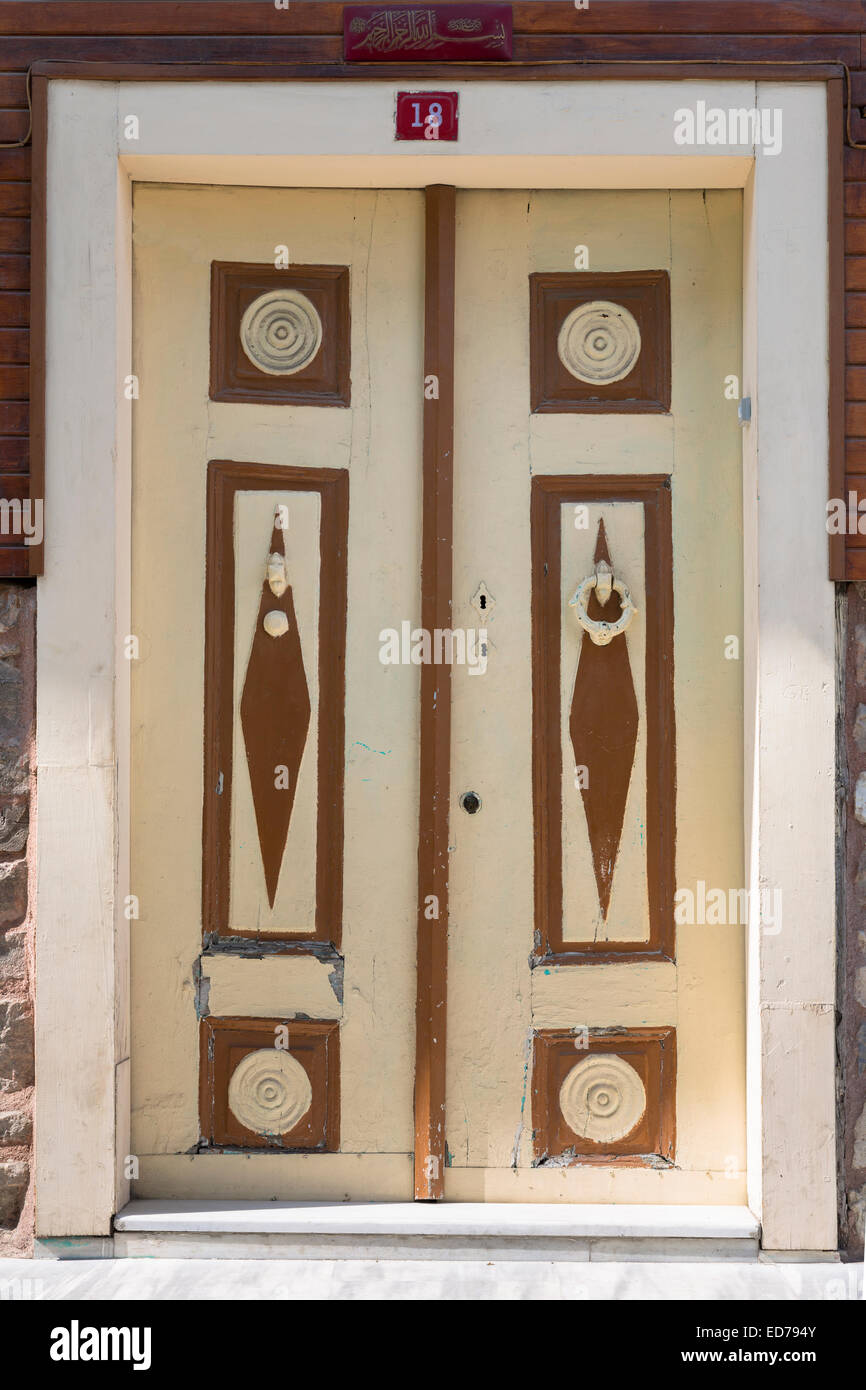 Architecture traditionnelle ornée porte d'une maison dans la région de ...