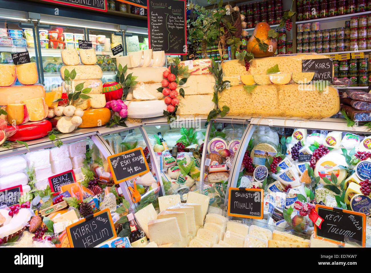 Fromage turc et les produits laitiers dans l'armoire réfrigérée au ...