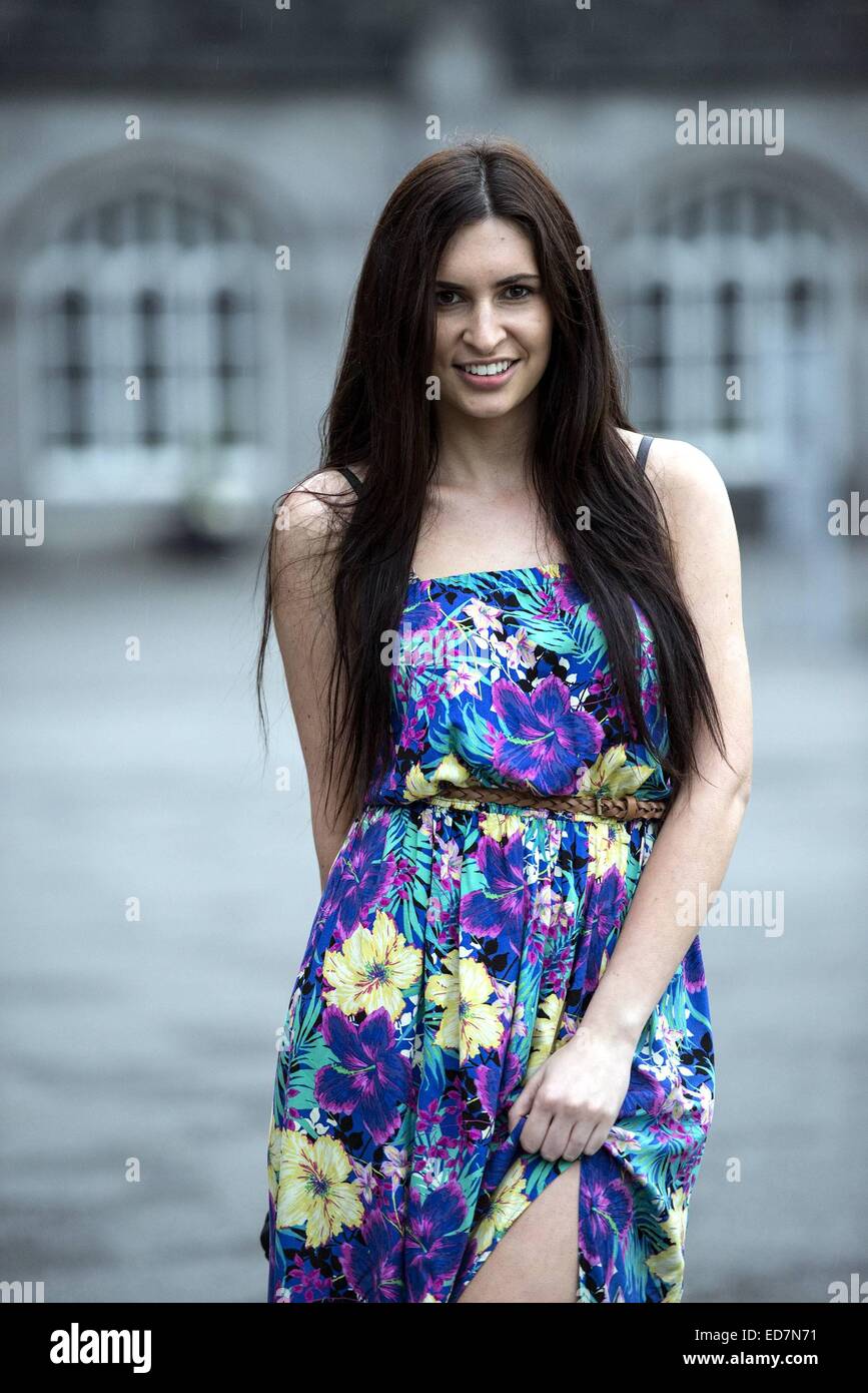 Miss France 2014 Sarah Jane Dunne pose à son alma mater le Trinity ...