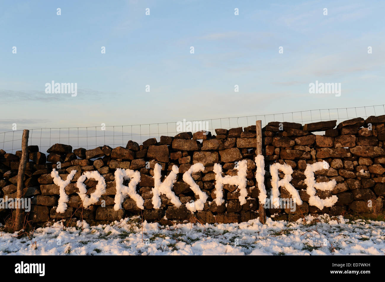 Le mot ' ' YORKSHIRE écrit dans la neige sur un mur de pierre Photo ...