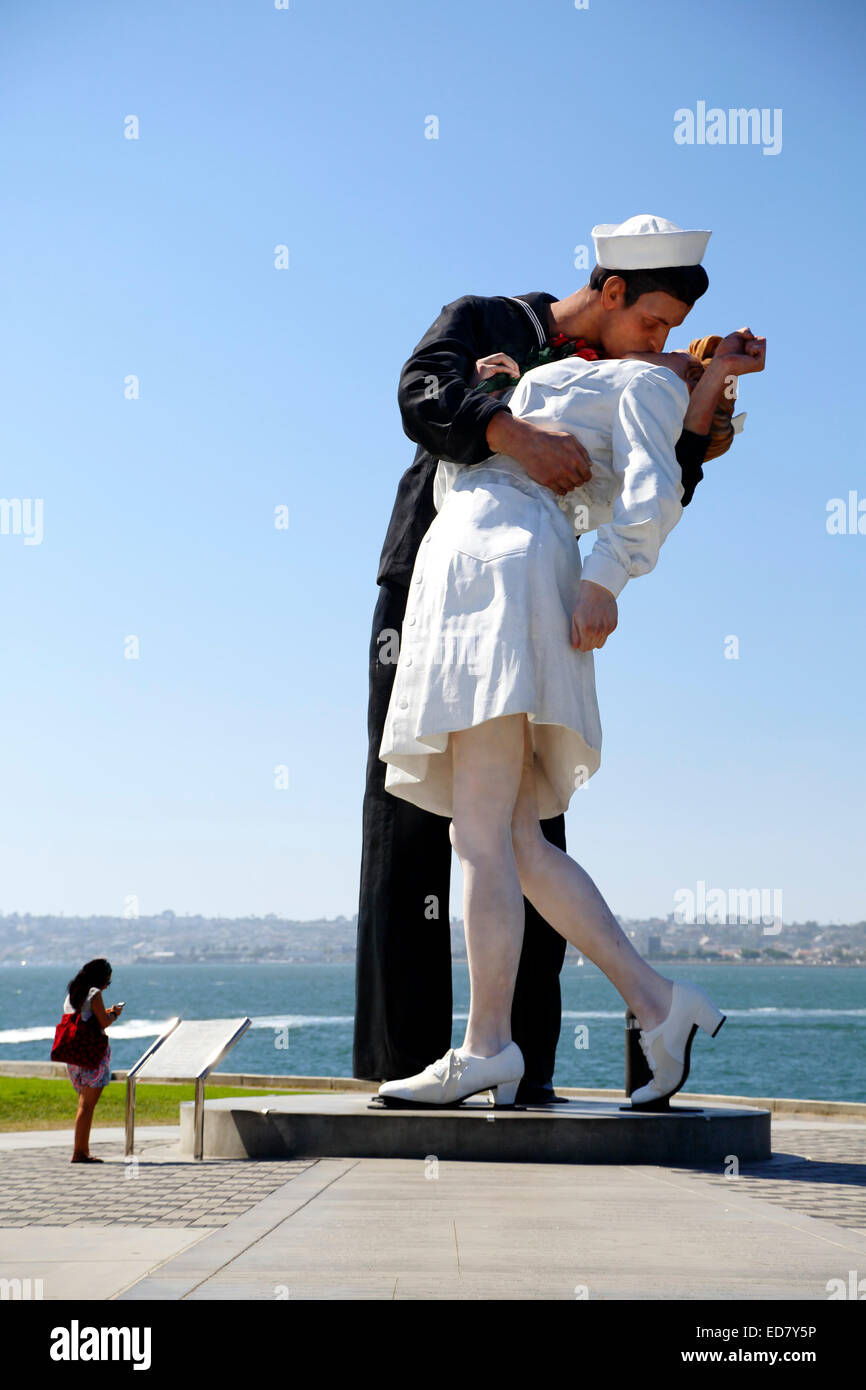 Femme et 'Capitulation' embrassant un marin sculpture (infirmière), par ...