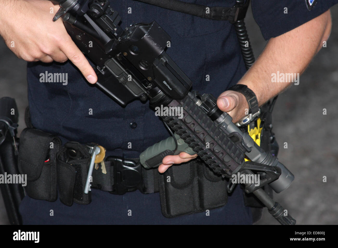 Police officer gun usa Banque de photographies et d’images à haute ...