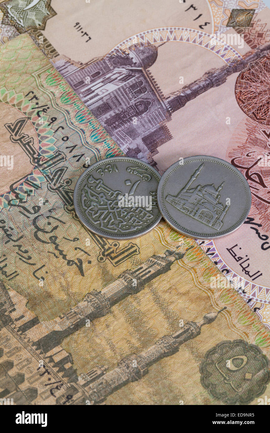 Les différentes pièces et billets égyptiens sur la table Photo Stock ...