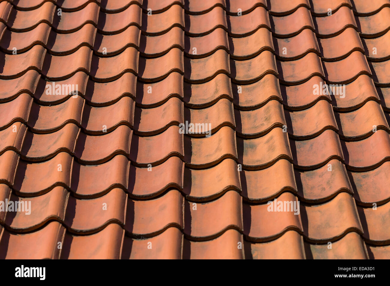 Tuile de toit rouge Banque de photographies et d’images à haute ...