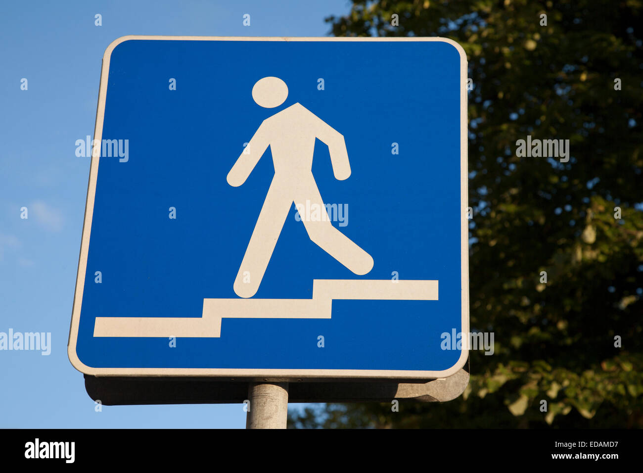 Signe de piétons Man Walking Down Steps Photo Stock - Alamy