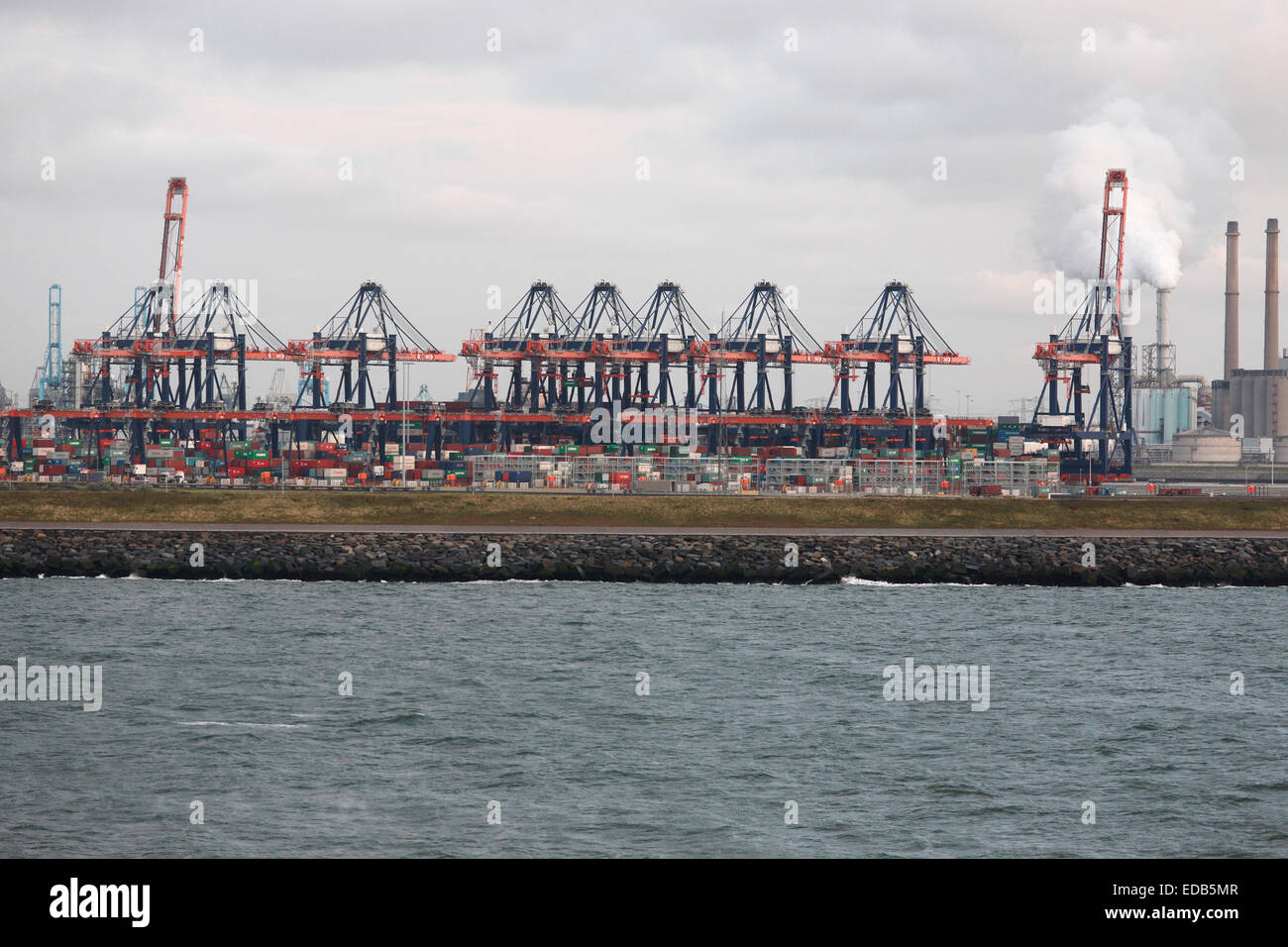 Grues portuaires industrielles Banque de photographies et d’images à ...