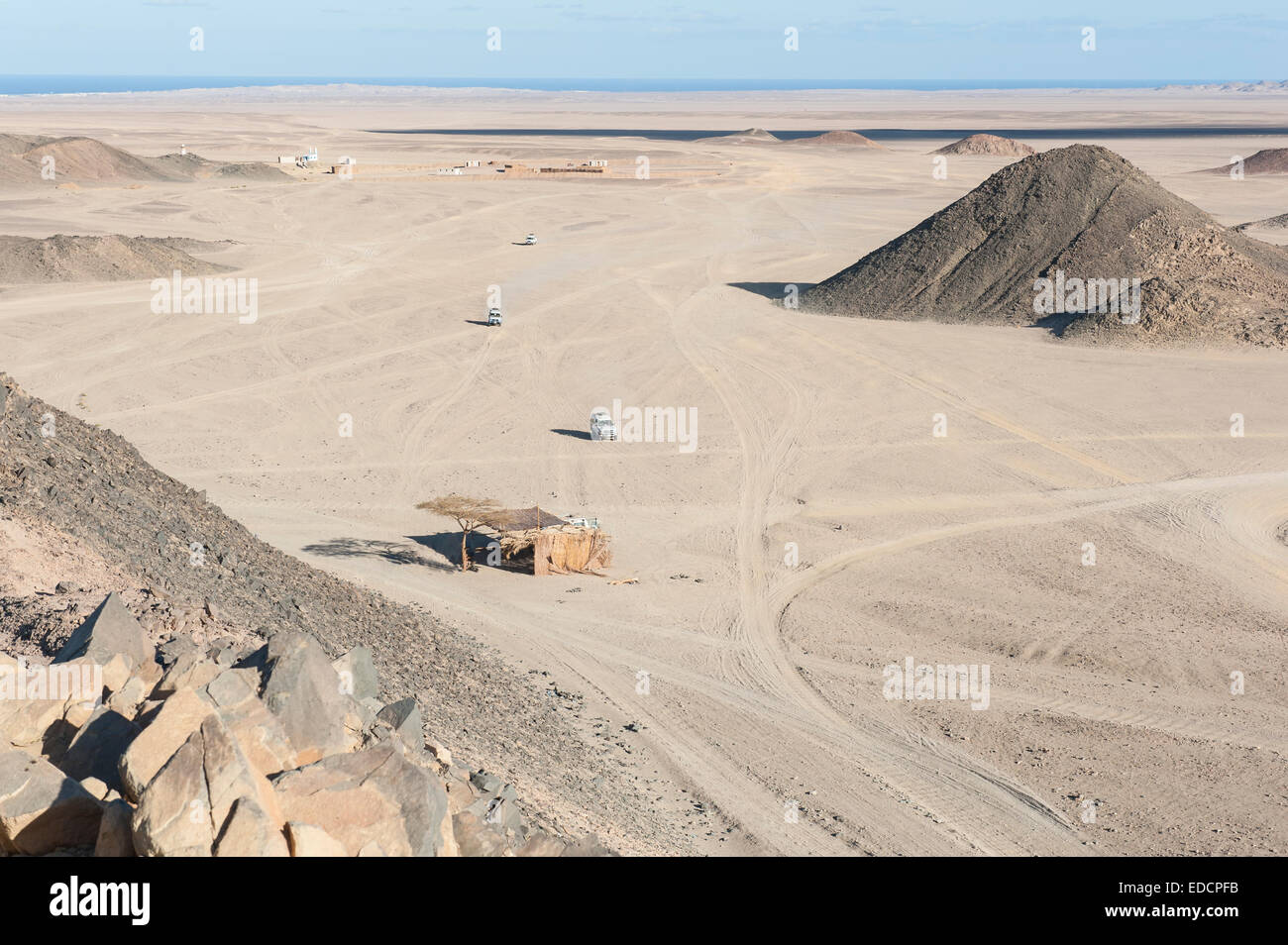 Paysage de désert rocailleux et 4x4 safari sur le littoral africain ...