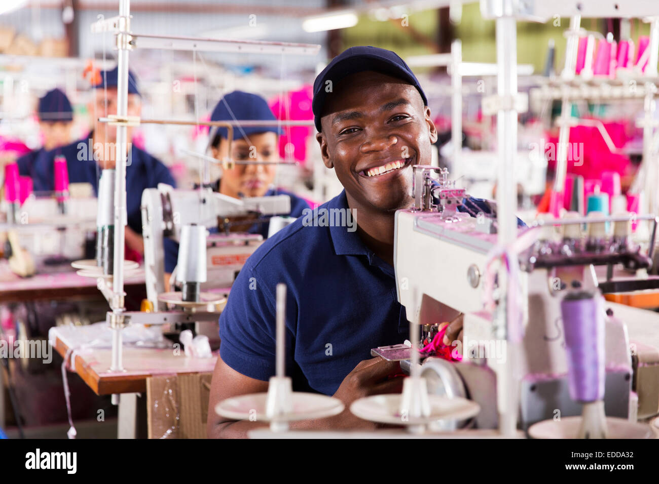 African man sewing Banque de photographies et d’images à haute ...