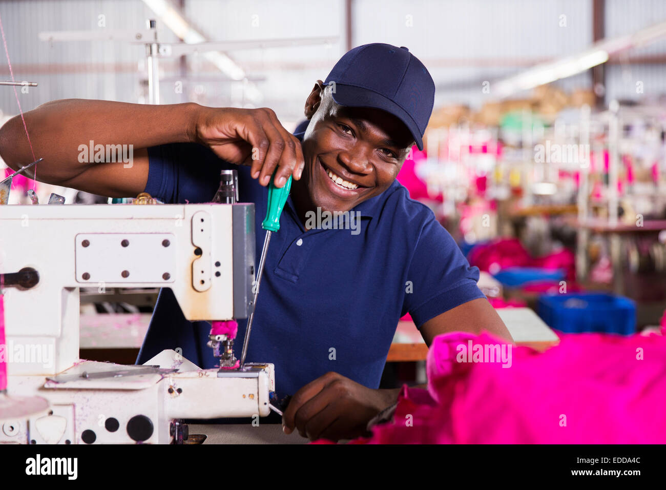 African man sewing Banque de photographies et d’images à haute ...