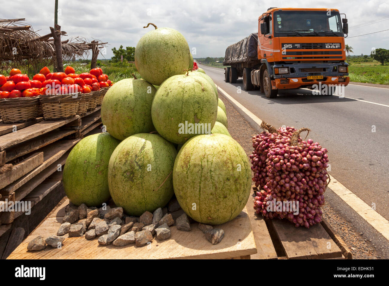 Fruits et légumes en bordure de la stalle, Greater Accra, Ghana ...