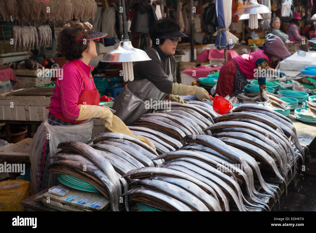 Les femmes vendent du poisson frais au marché aux poissons de Jagalchi ... Les femmes vendent du poisson frais au marché aux poissons de Jagalchi ...