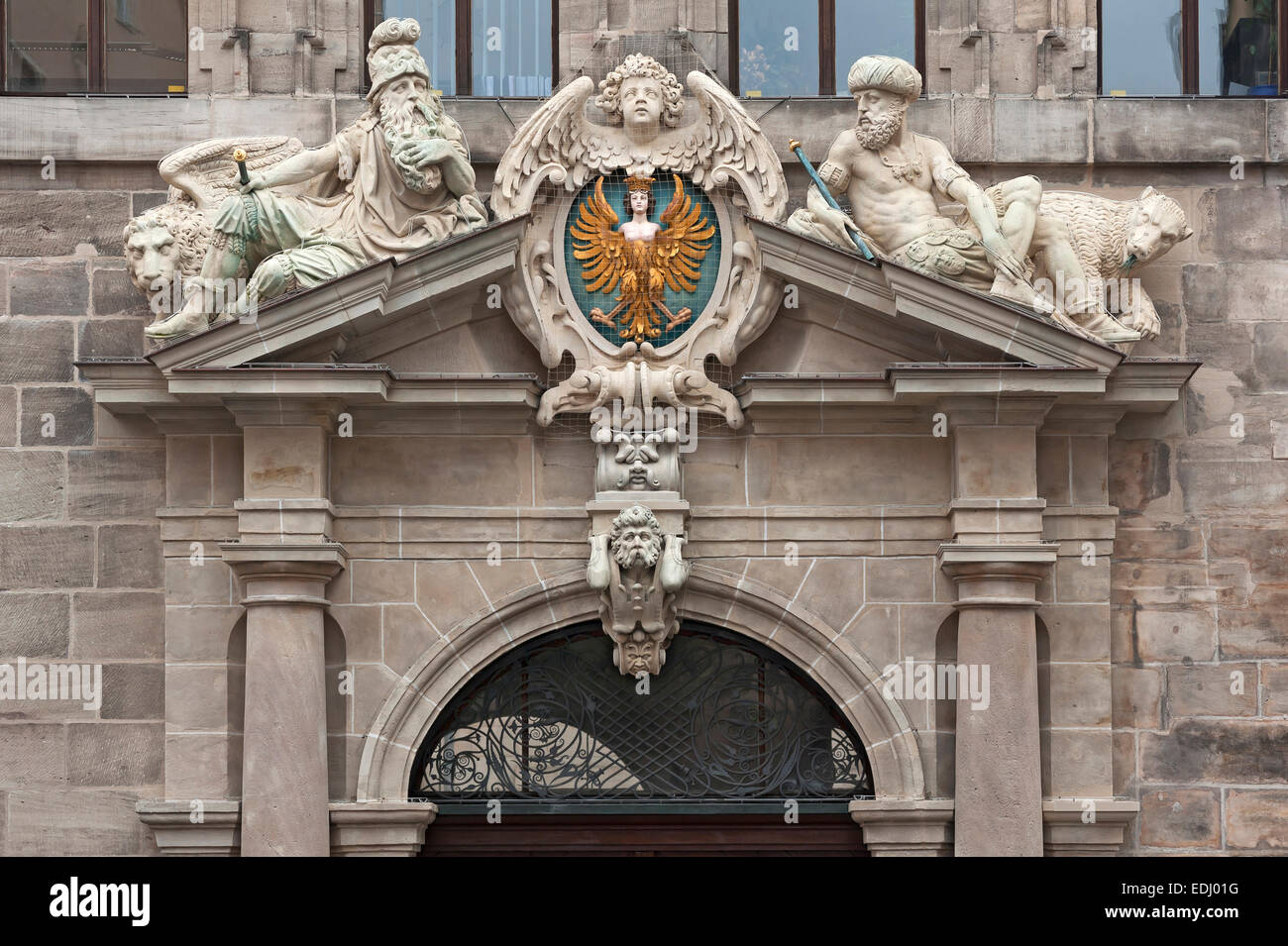 Portail de la façade ouest avec les petites armoiries de Nuremberg ...