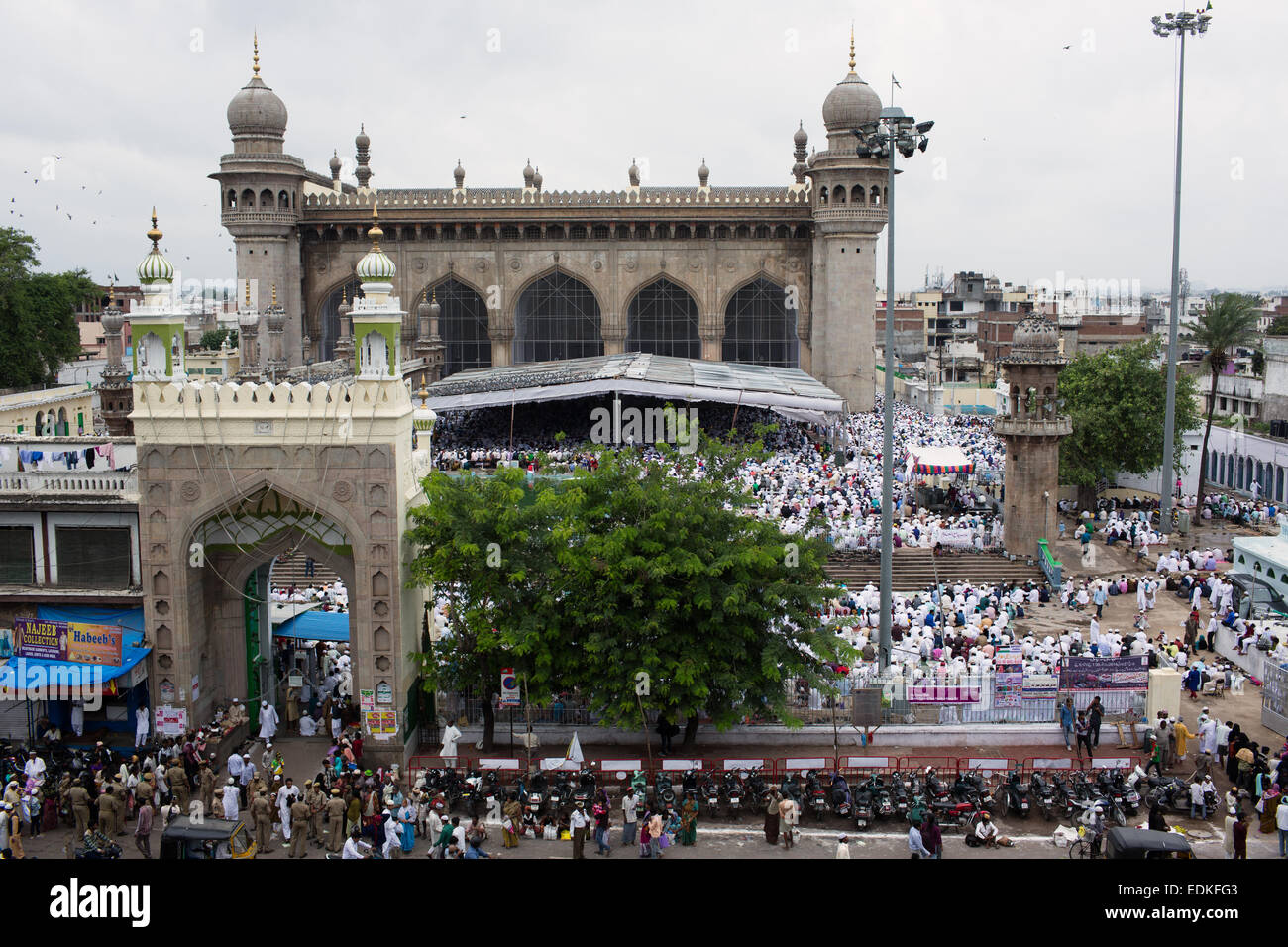 Indiens musulmans prier à La Mecque Masjid à Charminar sur Eid Photo ...