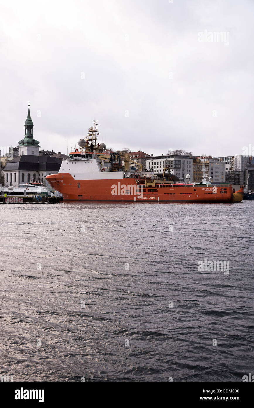 Le remorqueur norvégien et de la plate-forme bateau Normand Ferking ...