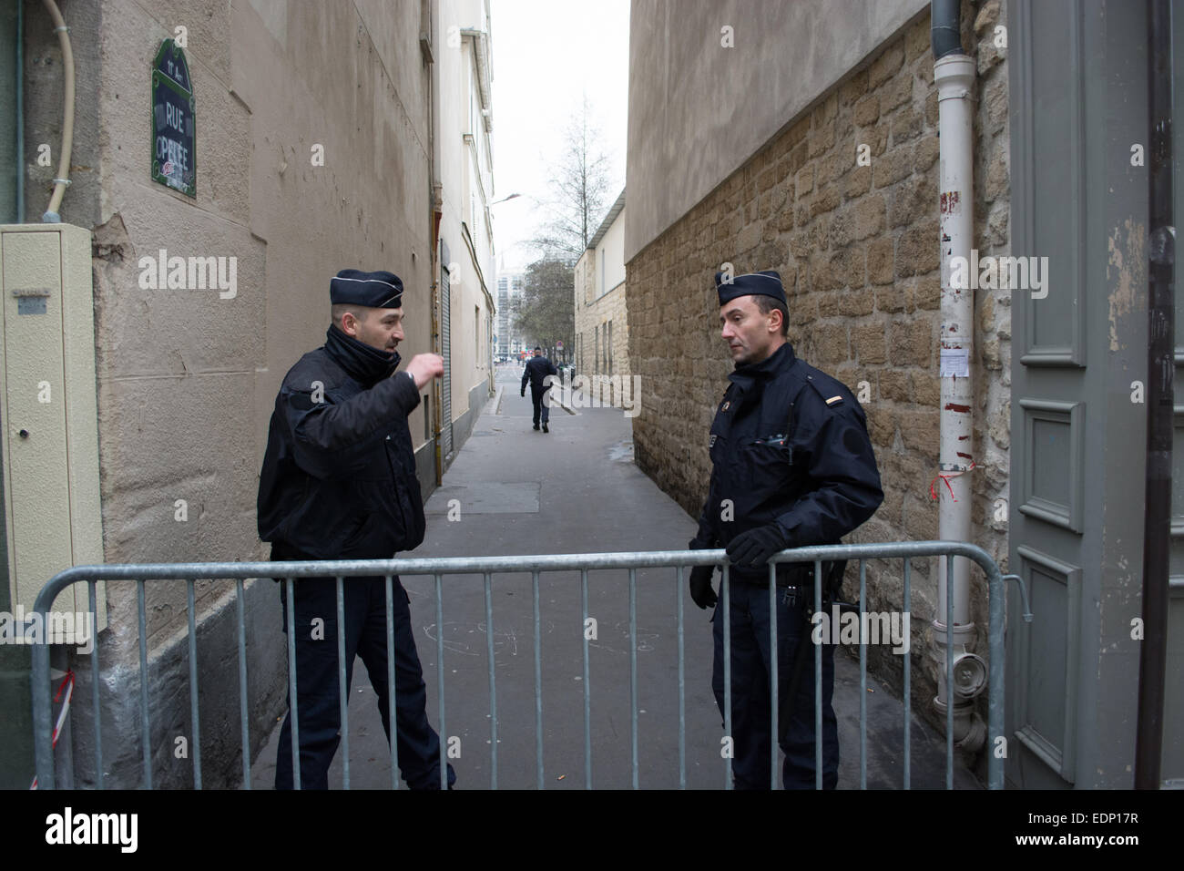 Paris, France. 07Th Jan, 2015. Foule formes comme bloquer l'accès de la ...
