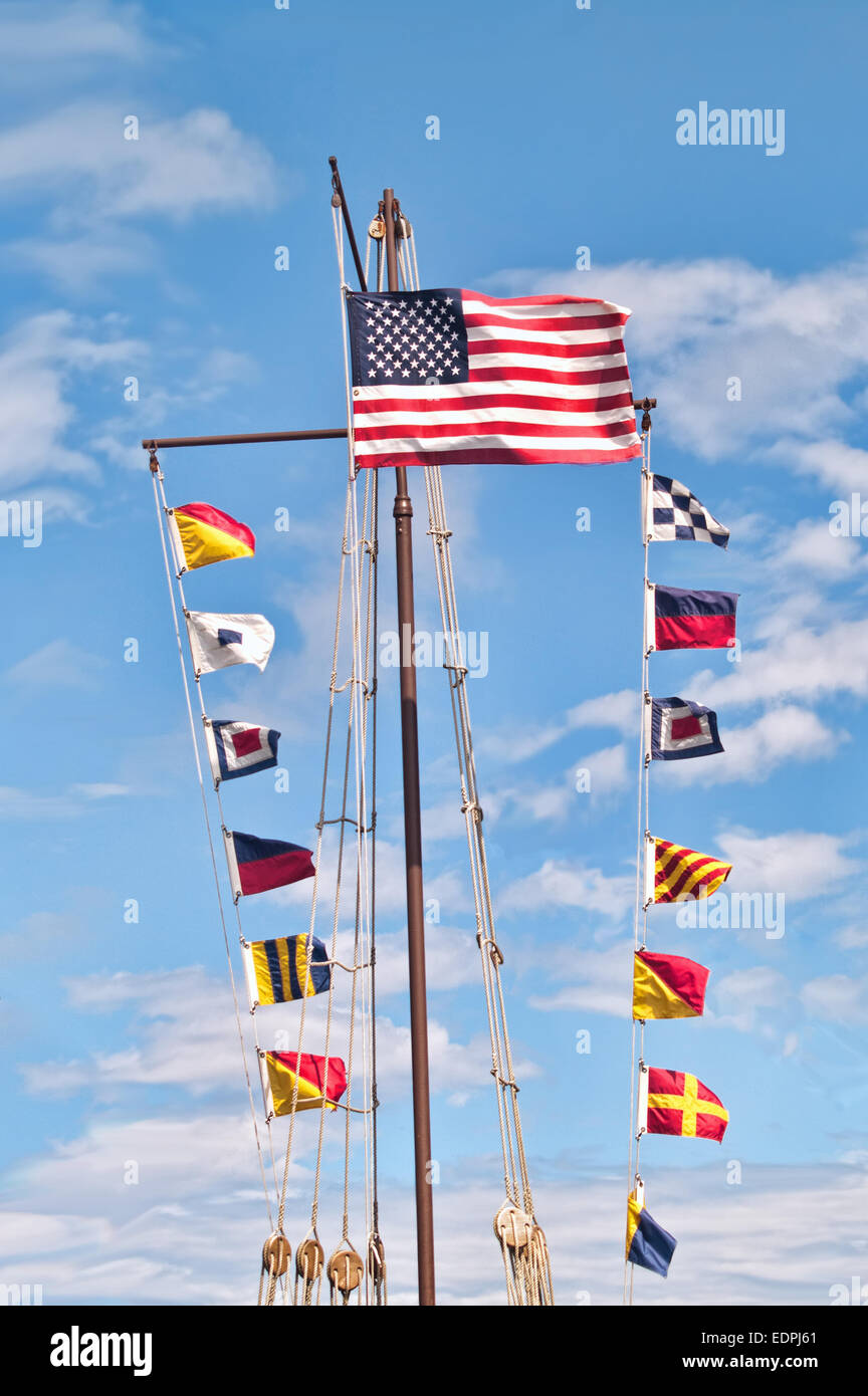 Drapeaux de signalisation maritime utilisé en mer pour la communication ...