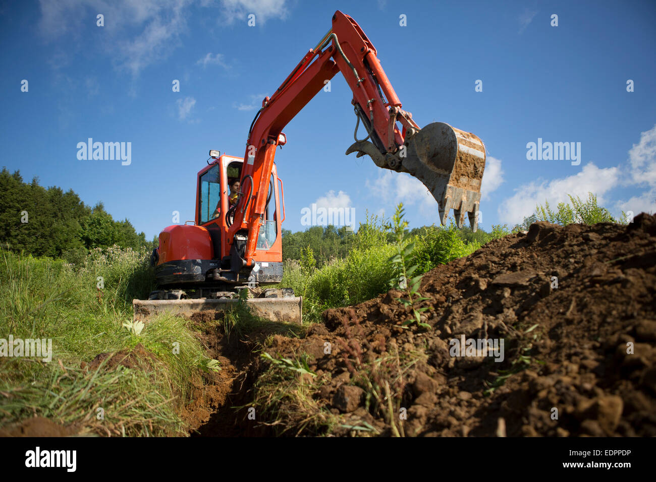 Homme en train de creuser Banque de photographies et d’images à haute ...