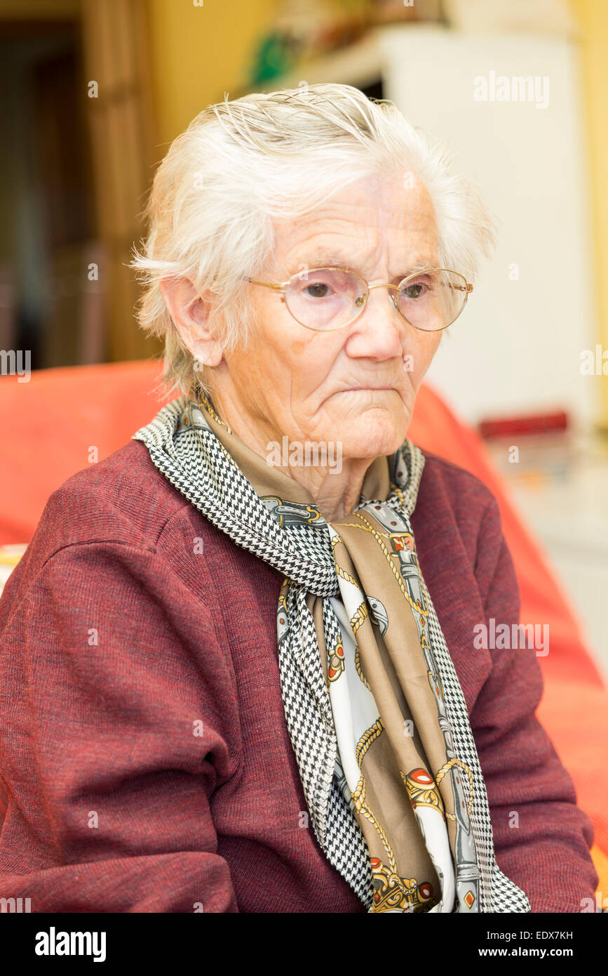 Portrait Dune Grand Mère à La Maison Photo Stock Alamy