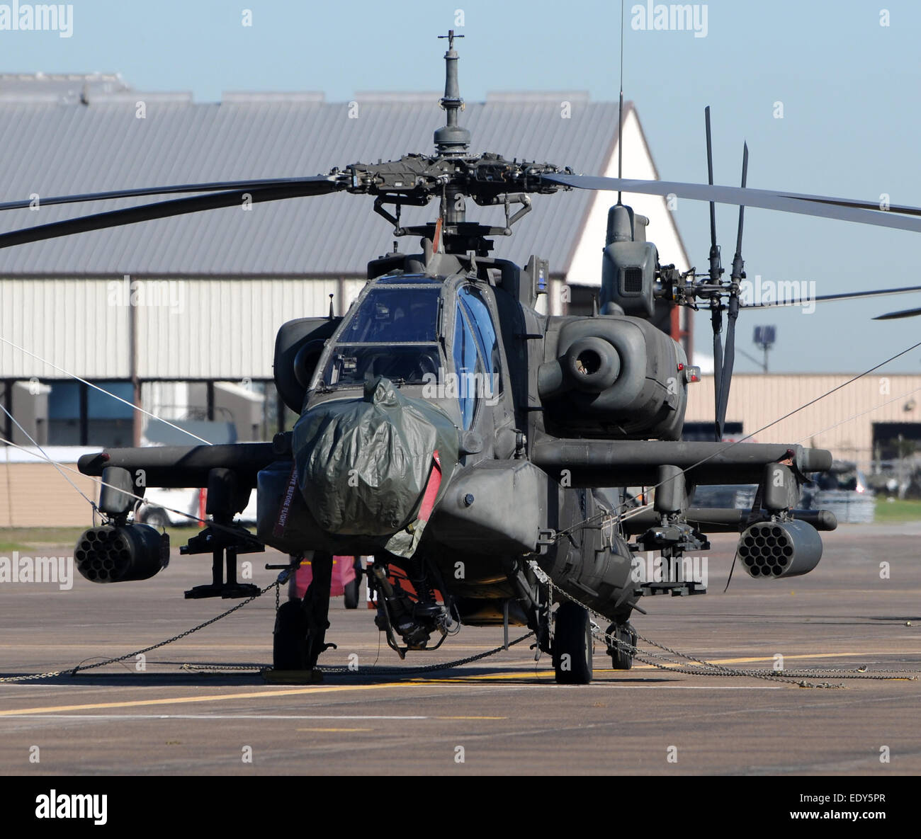 Apache moderne des hélicoptères militaires garés à une base aérienne ...