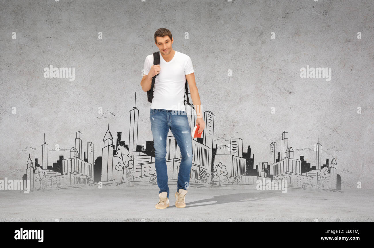 Smiling student avec sac à dos et guide de voyage Photo Stock - Alamy