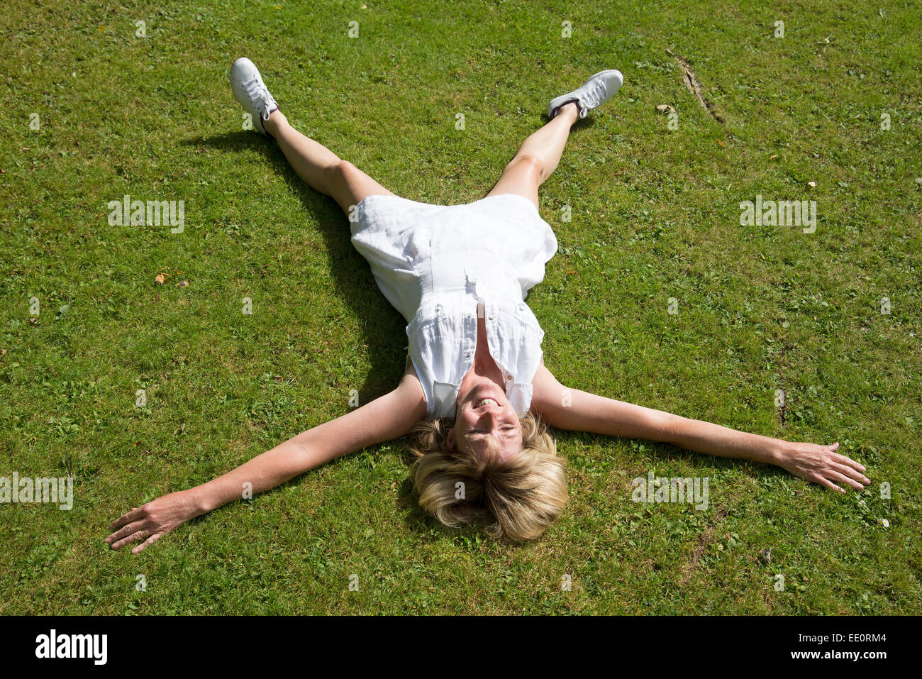 Woman allongé sur l'herbe Photo Stock - Alamy