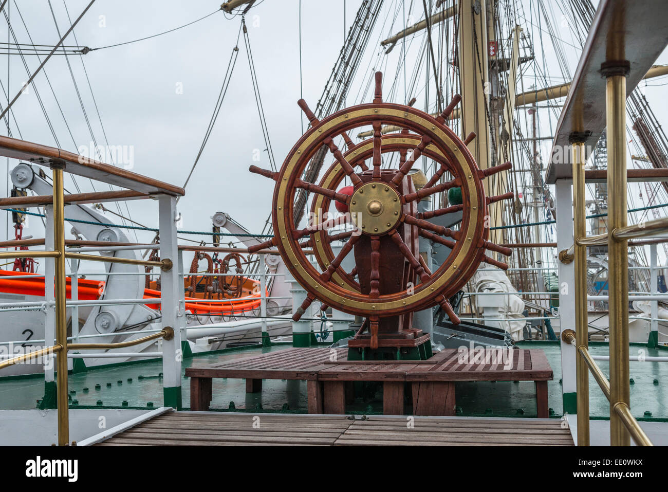Roue de bateau en bois Banque de photographies et d’images à haute résolution - Alamy