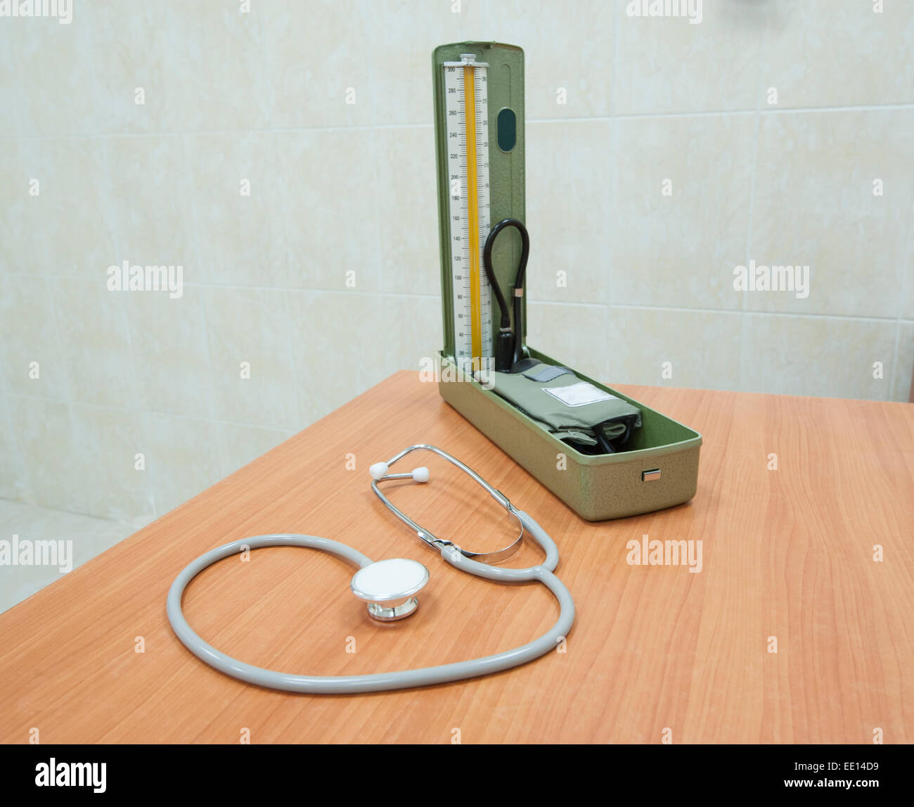 Les médecins stéthoscope et un manomètre sur le bureau dans un centre ...