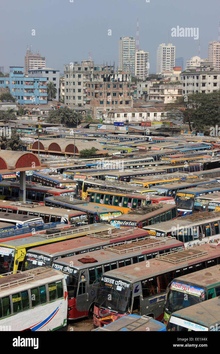 Dhaka 10 janvier 2015. Plusieurs centaines d'autobus est resté garé au ...