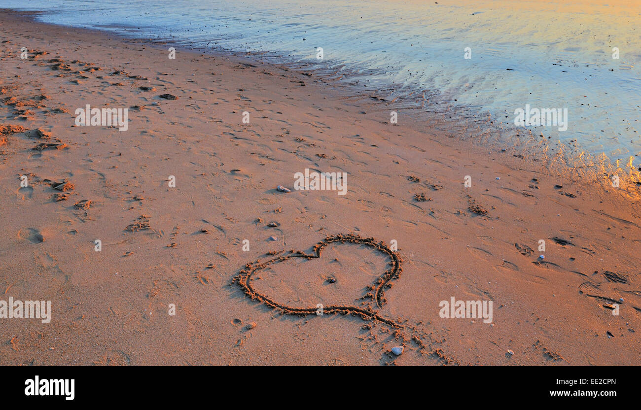 Coeur dans le sable sur la plage Banque de photographies et d’images à haute résolution - Alamy