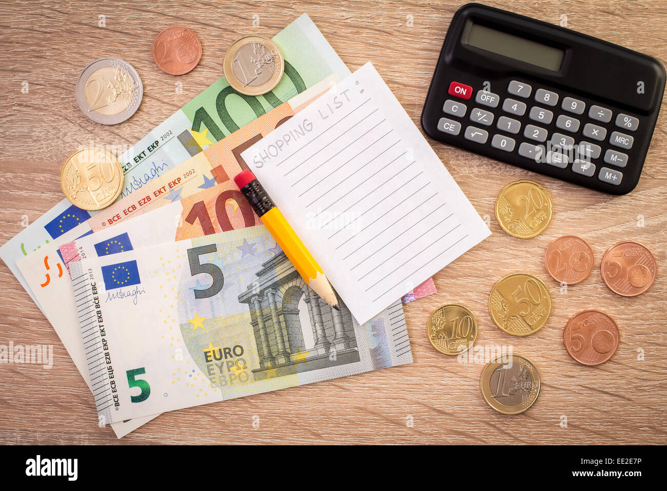 L'argent, calculatrice, crayon et papier ligné vide d'écrire une liste ...