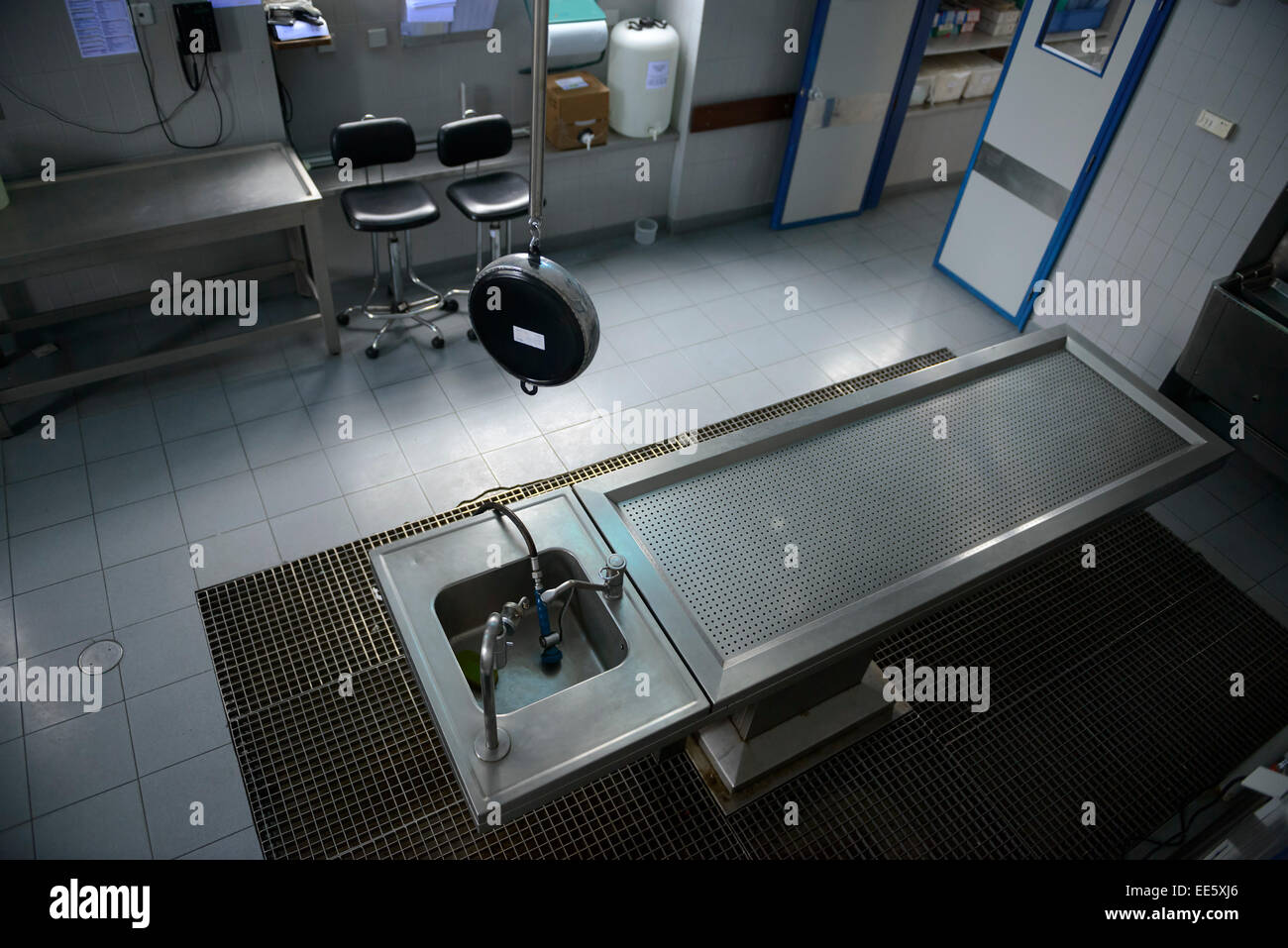 Table d'autopsie à la morgue Photo Stock - Alamy