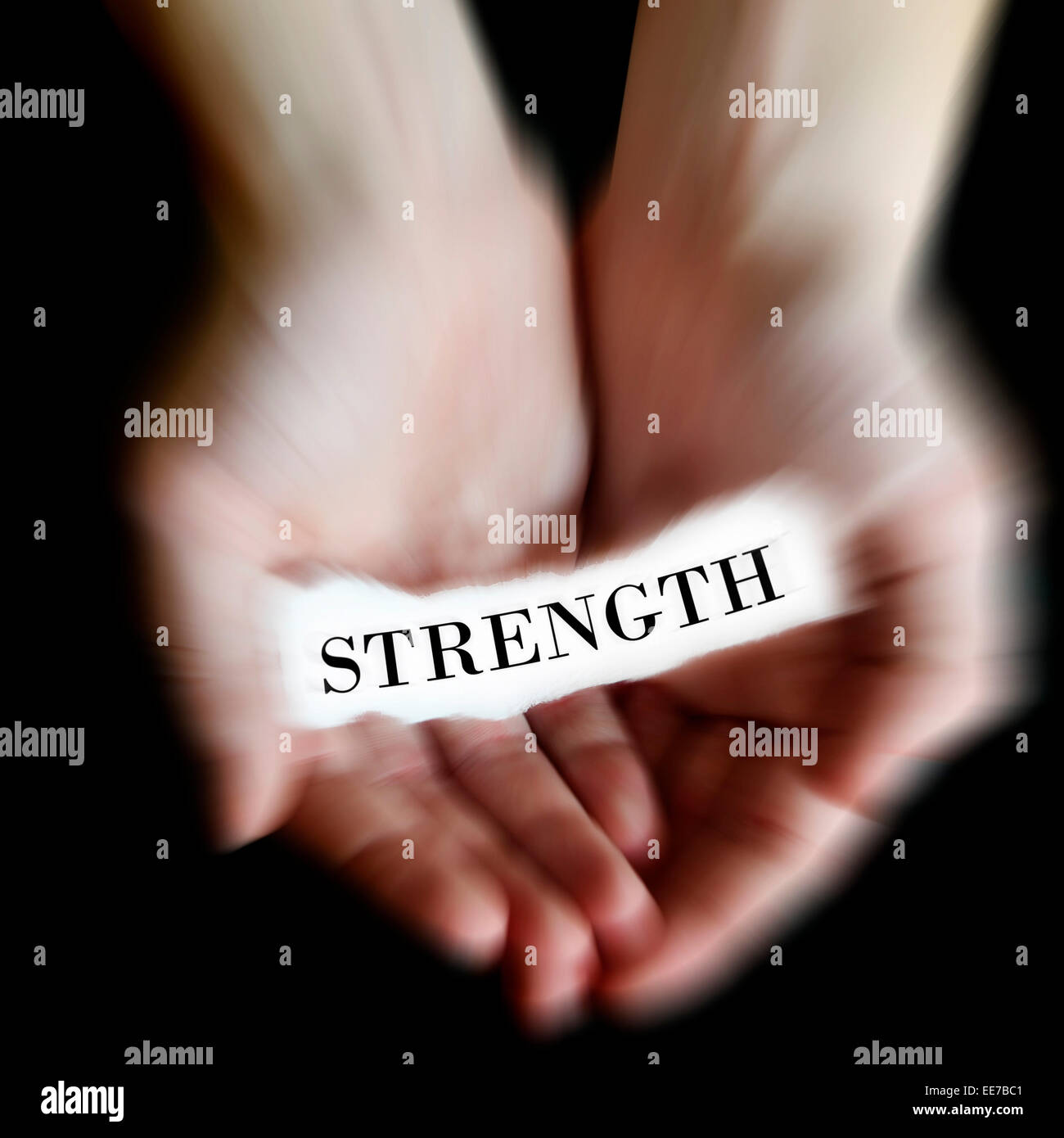 Personne hands cupping message papier pour la Force Photo Stock - Alamy
