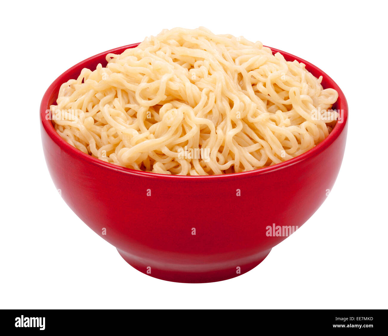 Nouilles Ramen dans un bol rouge. Isolé sur blanc, l'image est en ...